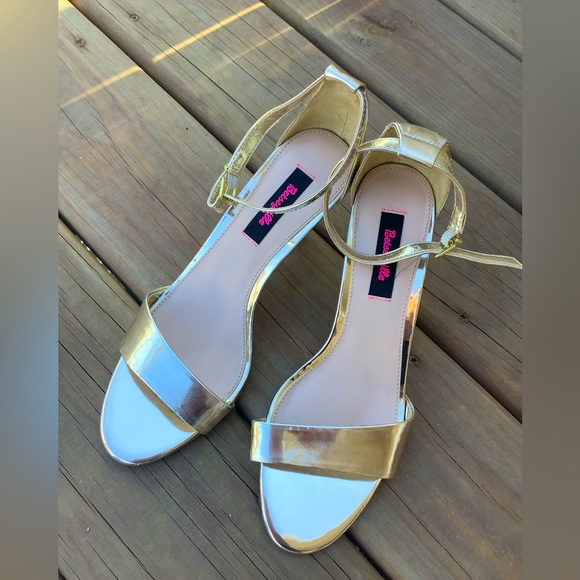 Shoes | Pretty Metallic Gold Color Sandals | Poshmark
